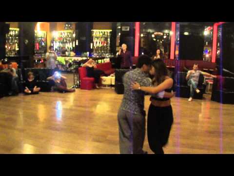 Clase de tango salon con Sebastian Achaval y Roxana Suarez.MP4