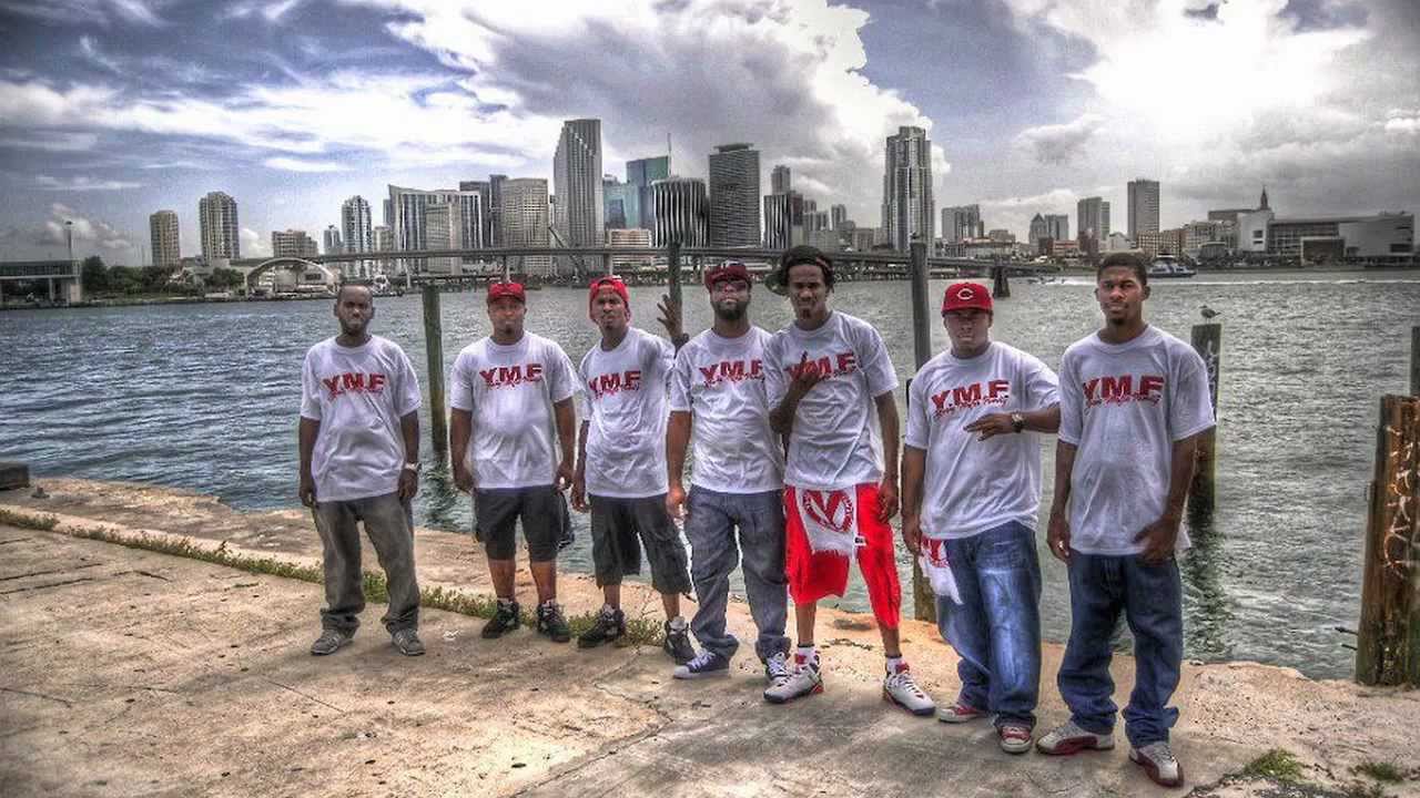 Young Mafia Family : Blood Gang "They Gone Run" - YouTube