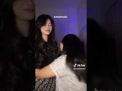 Betina Indo lesbi dengan sepupu, saling tukaran ludah dibelakang kamera saat live