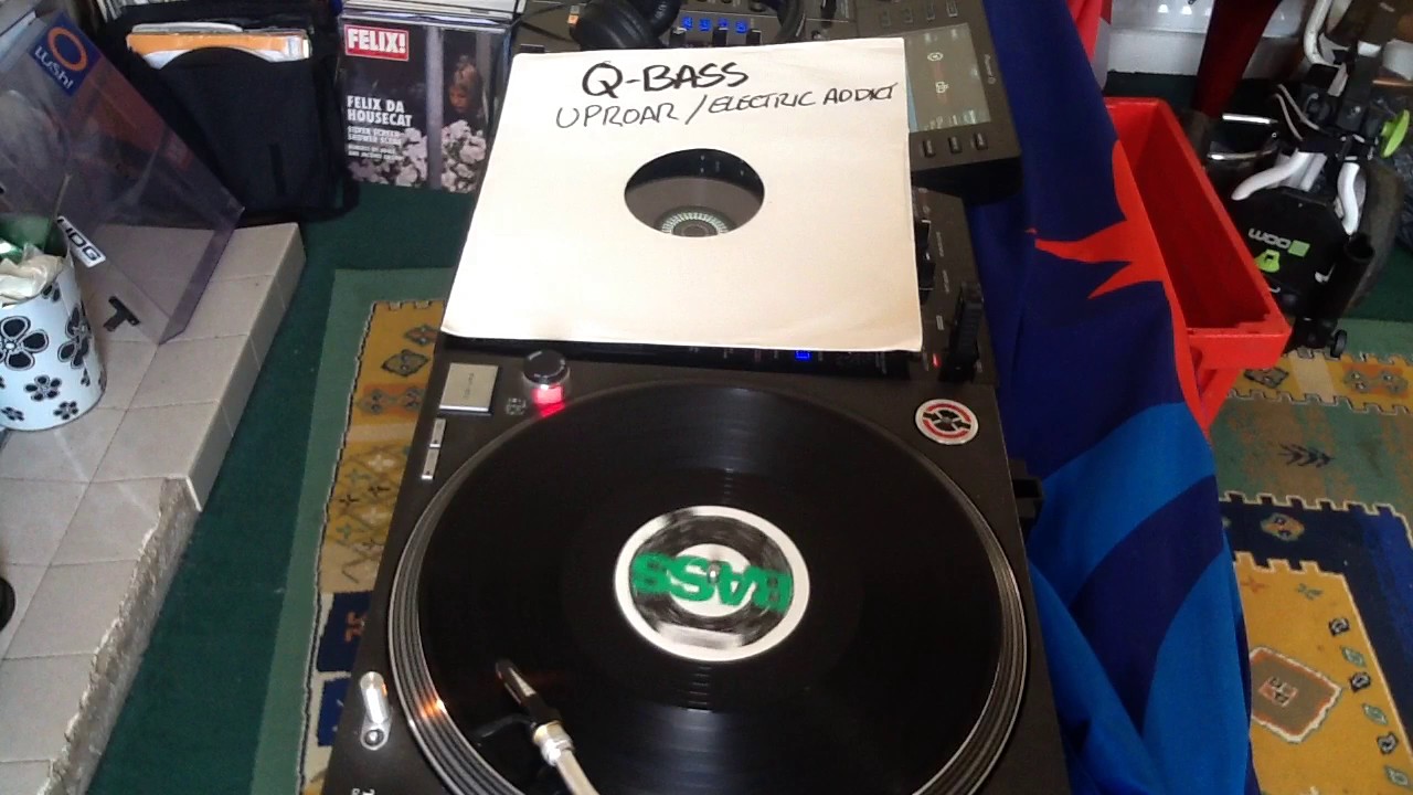 Q-bass-uproar - YouTube