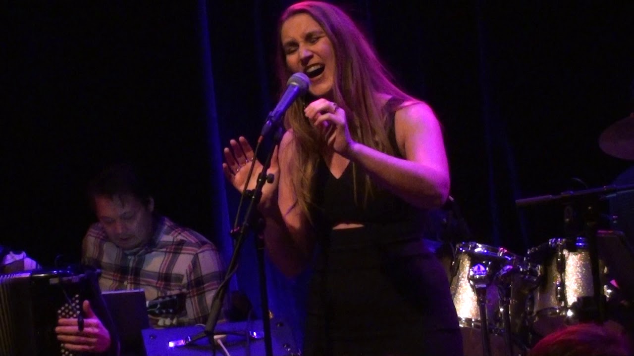 7 Katell Chevalier 01 02 2020 Paris Panache! van Piaf tot Stromae Set 1 ...