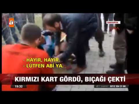 Futbolcu bıçakla sahaya daldı