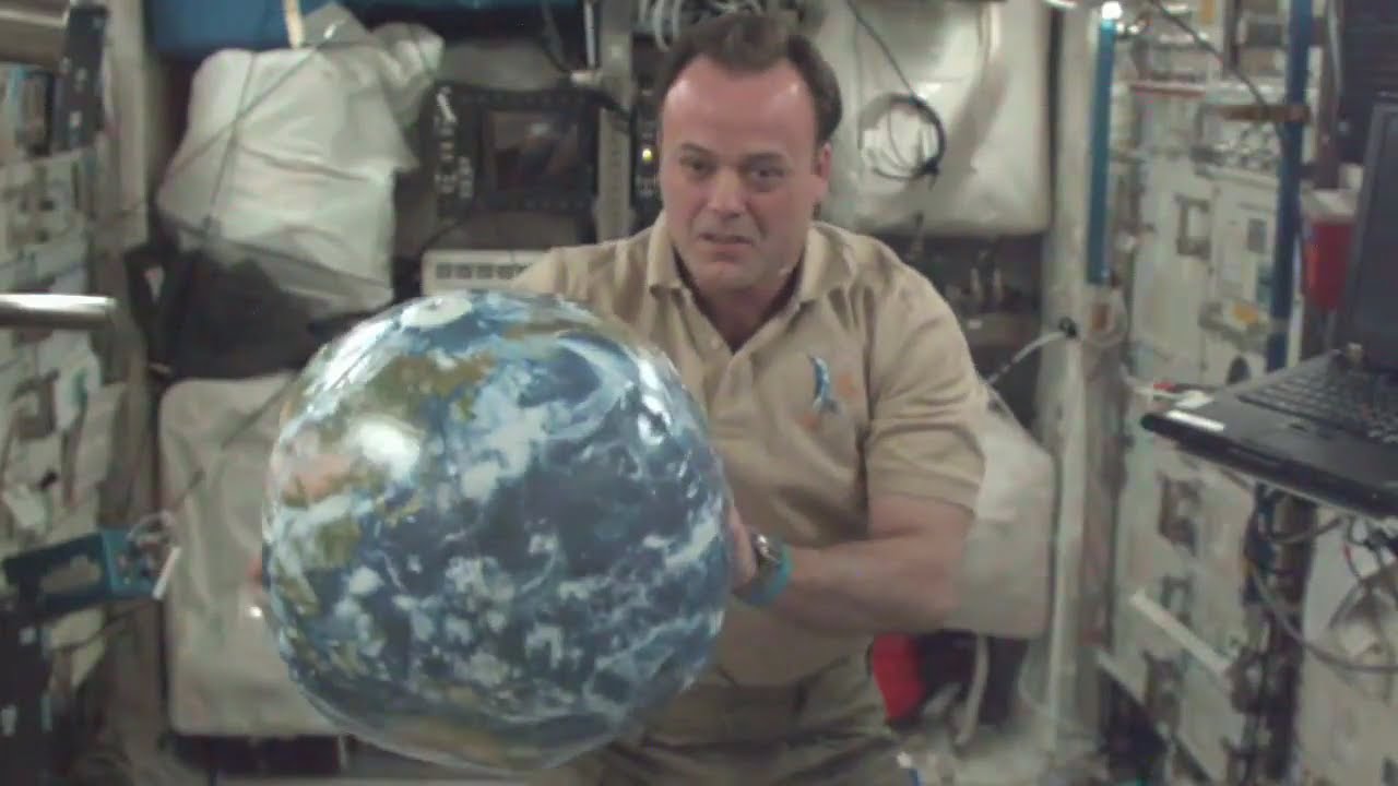 First-ever live 3D video stream from space - YouTube