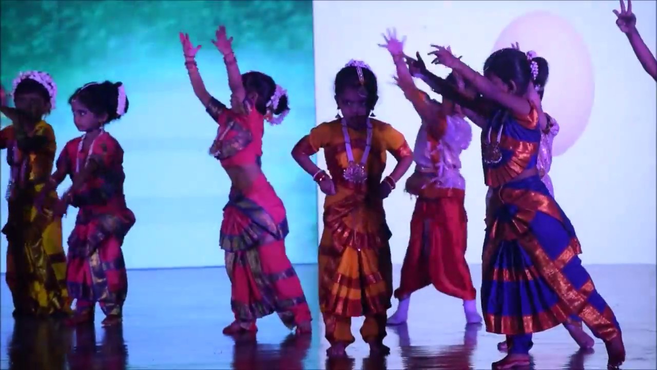 Anushka's Dance Performance on Ganpati Vandana - YouTube