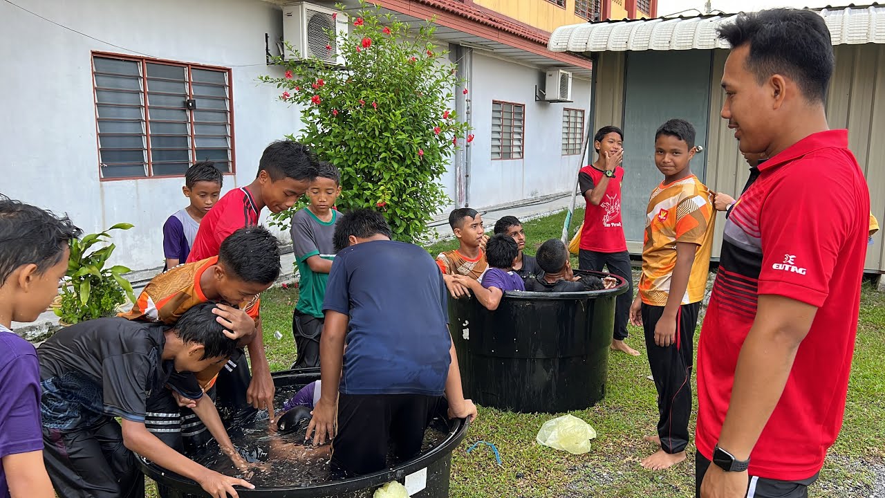 Acara Mandi Ais | Team Olahraga SK Telok Panglima Garang 2023 - YouTube