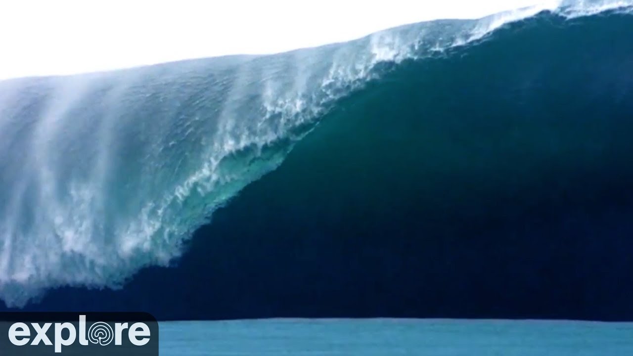 Massive wave at Teahupo'o in Tahiti - Slow Motion - YouTube