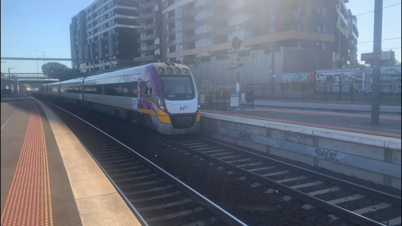 V/Line VL110 & VL80 Passes Through Footscray Station to Geelong - HORN ...