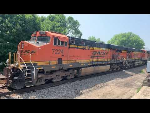 BNSF 7840 Intermodal / Friendly Engineer - YouTube
