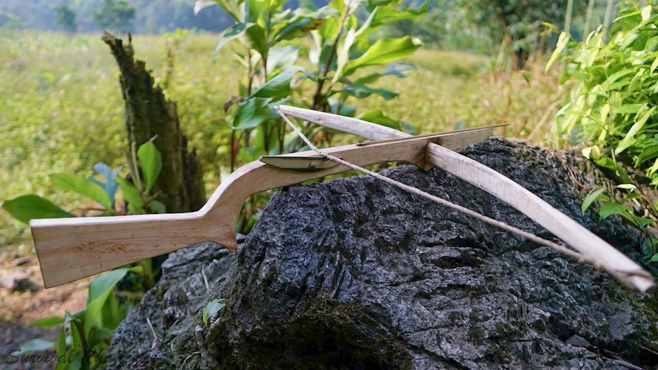 1 DAY SURVIVAL - I made a hunting crossbow with materials made entirely ...