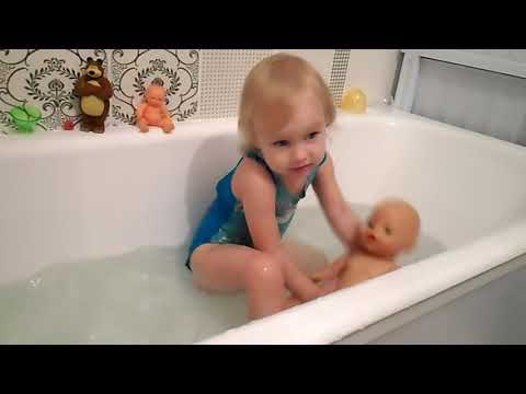 Алиса показывает игрушки и купается в ванной с Беби Борн Baby Born