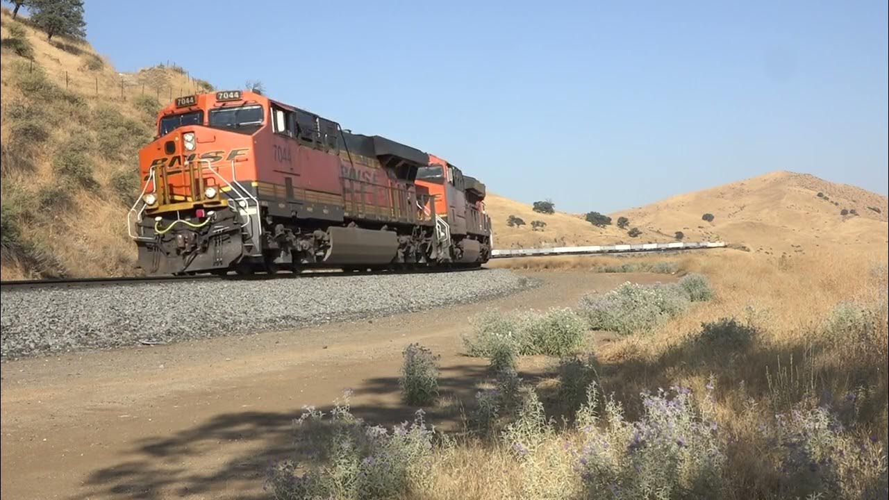 BNSF #7044 swings around curve below Tunnel 1 near Caliente, CA 08/6/24 - YouTube