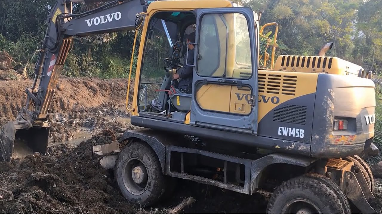 Máy xúc doosan VOLVO EW145B , múc đất cho xe ô tô và đổ ben || VOLVO ...