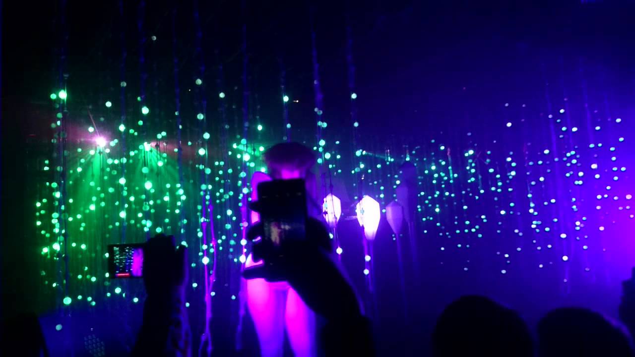 Purity Ring - Obedear (live @ Proxima, Warsaw) - YouTube