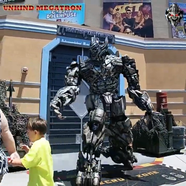 PEOPLE'S REACTIONS WHEN MEGATRON GETS CLOSER! #wow #nervous #smile # ...