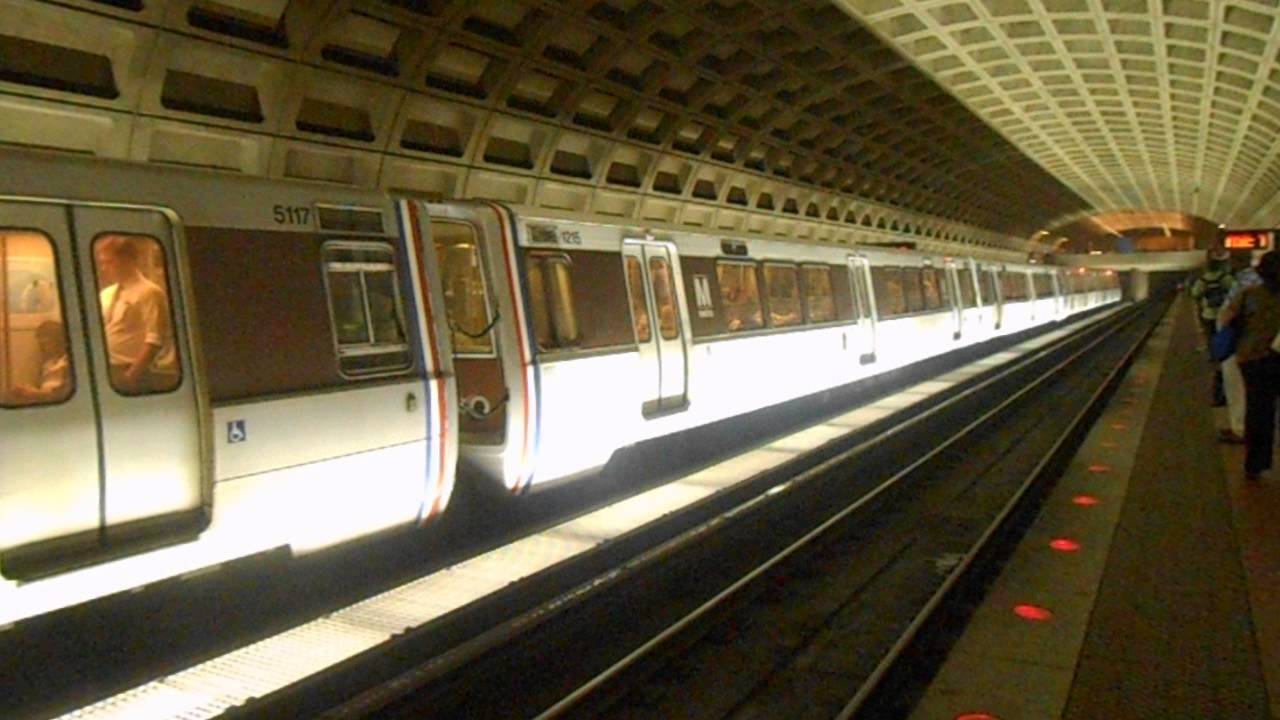 DC Metro (WMATA): Vienna Bound Orange Line train at Farragut West - YouTube