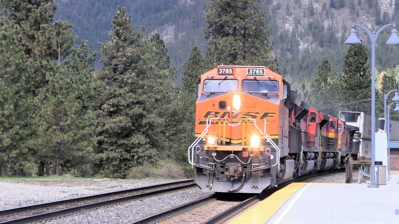 BNSF Scenic Sub: Friday Morning at Leavenworth - YouTube
