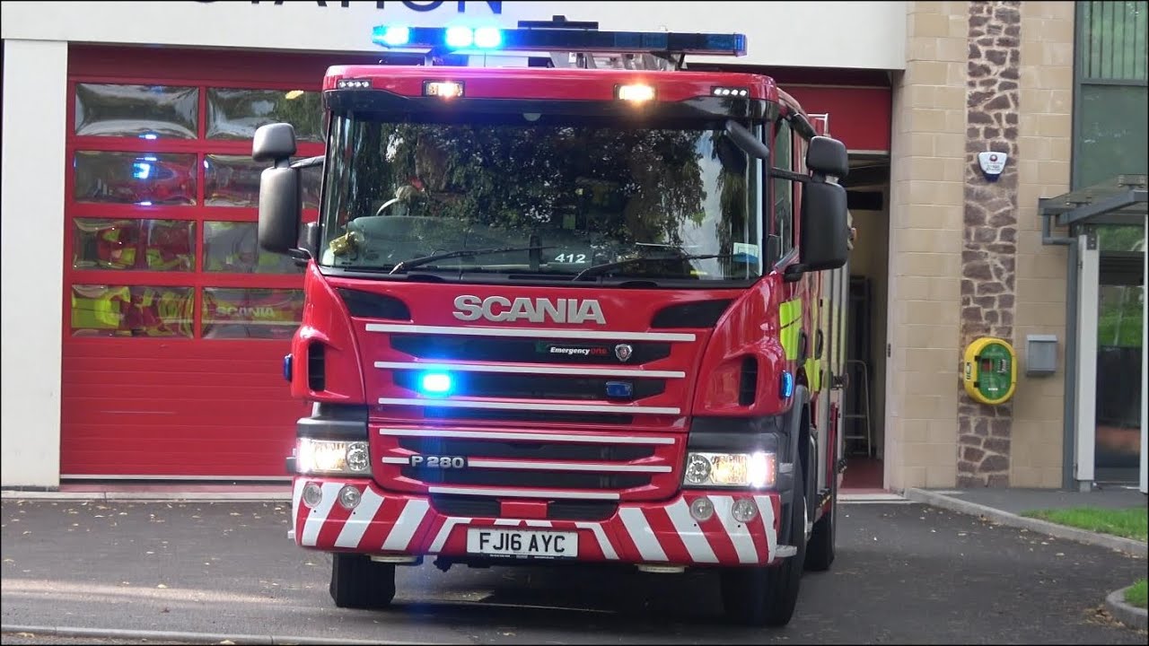 Fire engine responding with siren and lights in Malvern - YouTube