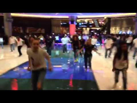 FLASH MOB teens Dance @ Dubai Mall - YouTube