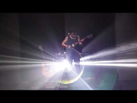 A pulzáló, sűrű szövet alól kikandikálnak a dallamok. Jules Reidy ...