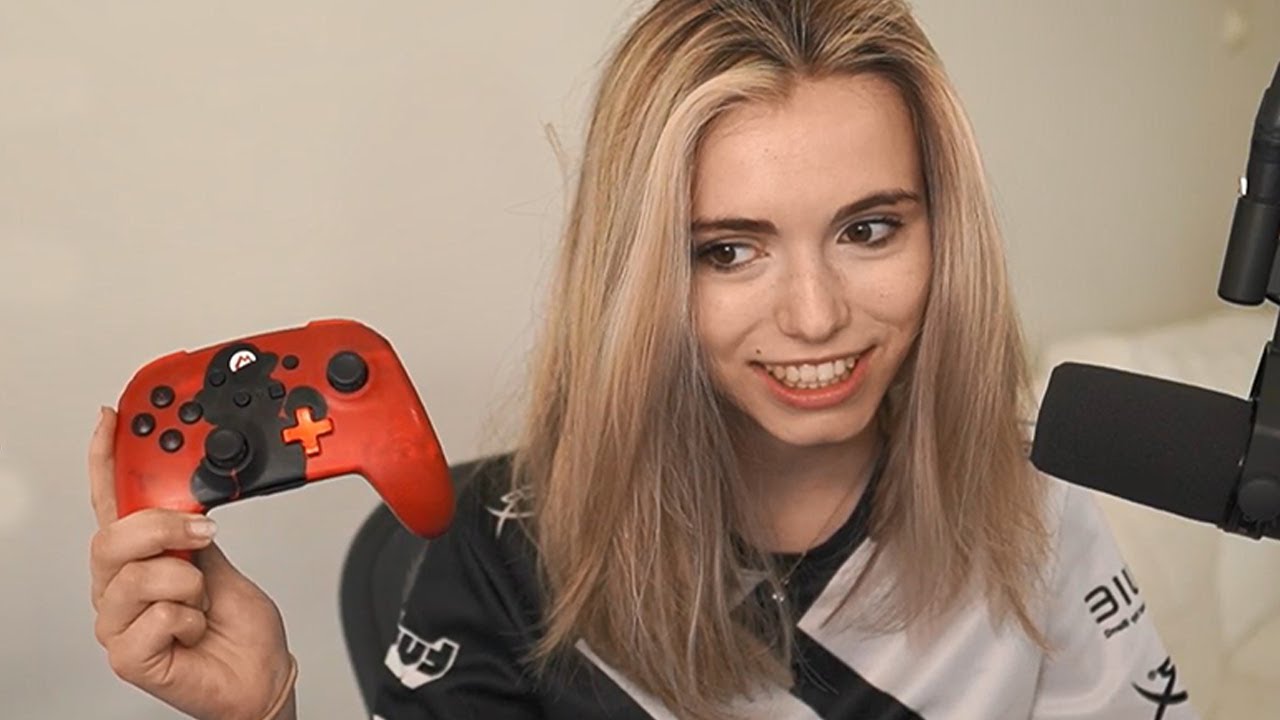 Anna Cramling is a Gamer - YouTube