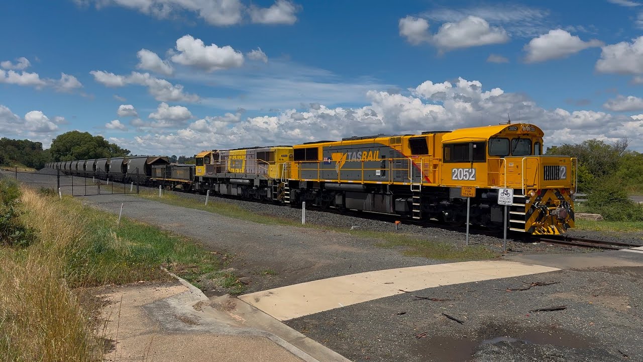 TasRail 2052 2054 #46 Coal train crossing Leighlands Road - YouTube