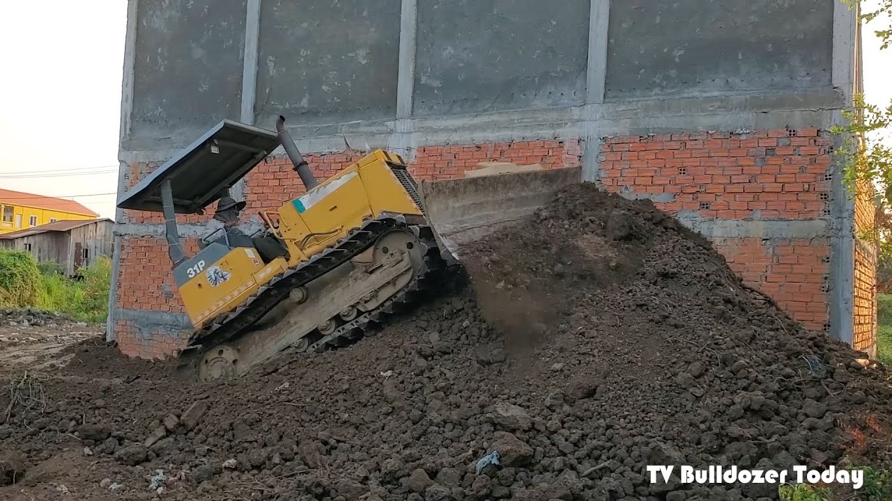 KOMATSU D31P Push Wild And Push Ground to Hold the House Fence & Dump ...