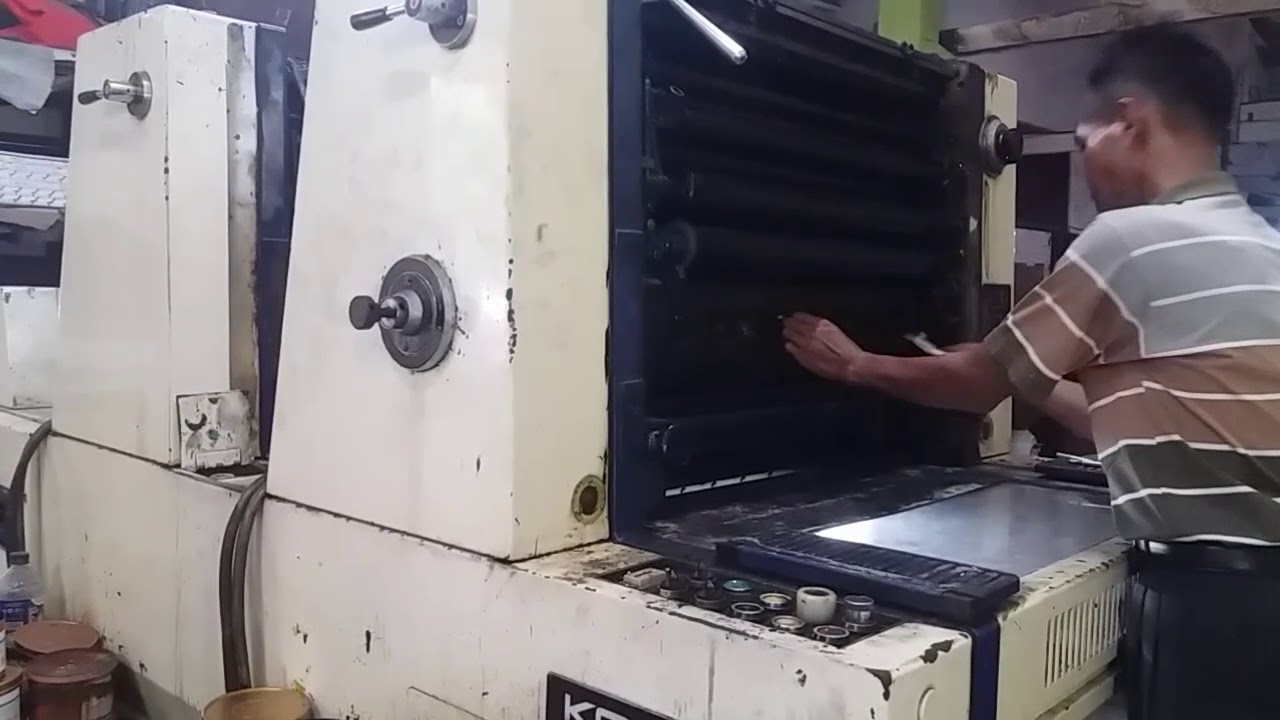 Melihat cara kerja mesin offset dua warna - YouTube