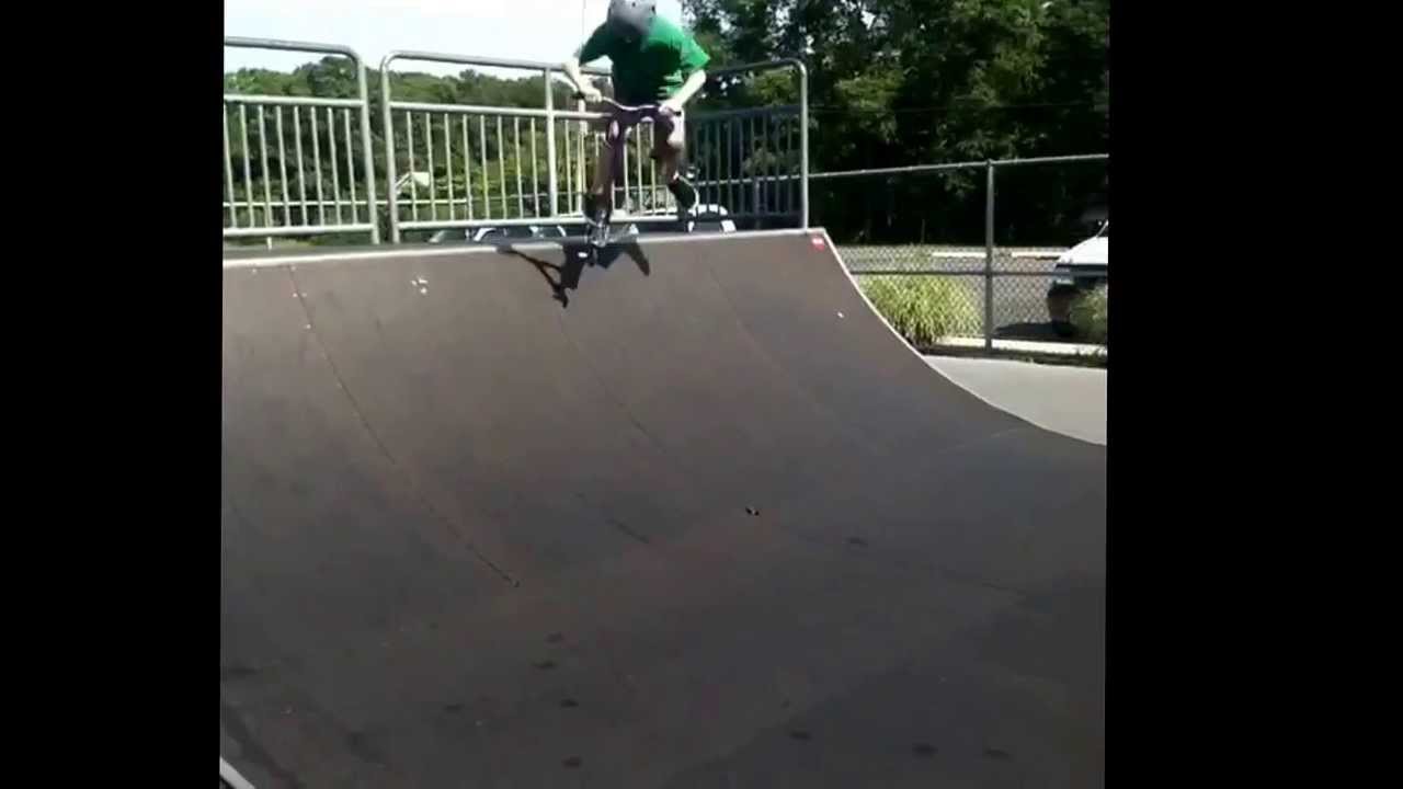 Feeble grind on the half pipe - YouTube