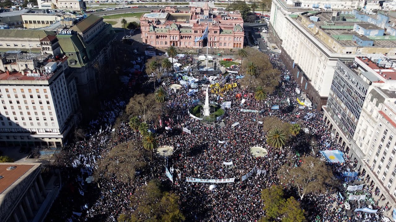 Multitudinaria marcha a Plaza de Mayo tras el atentado contra la ...