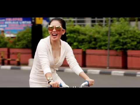 Berpakaian Ketat, Dada dan Bokong Syahrini Jadi Pusat Perhatian!!!