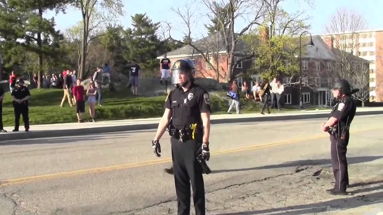 Riot Police Square Up To Migrants In Croatia - YouTube