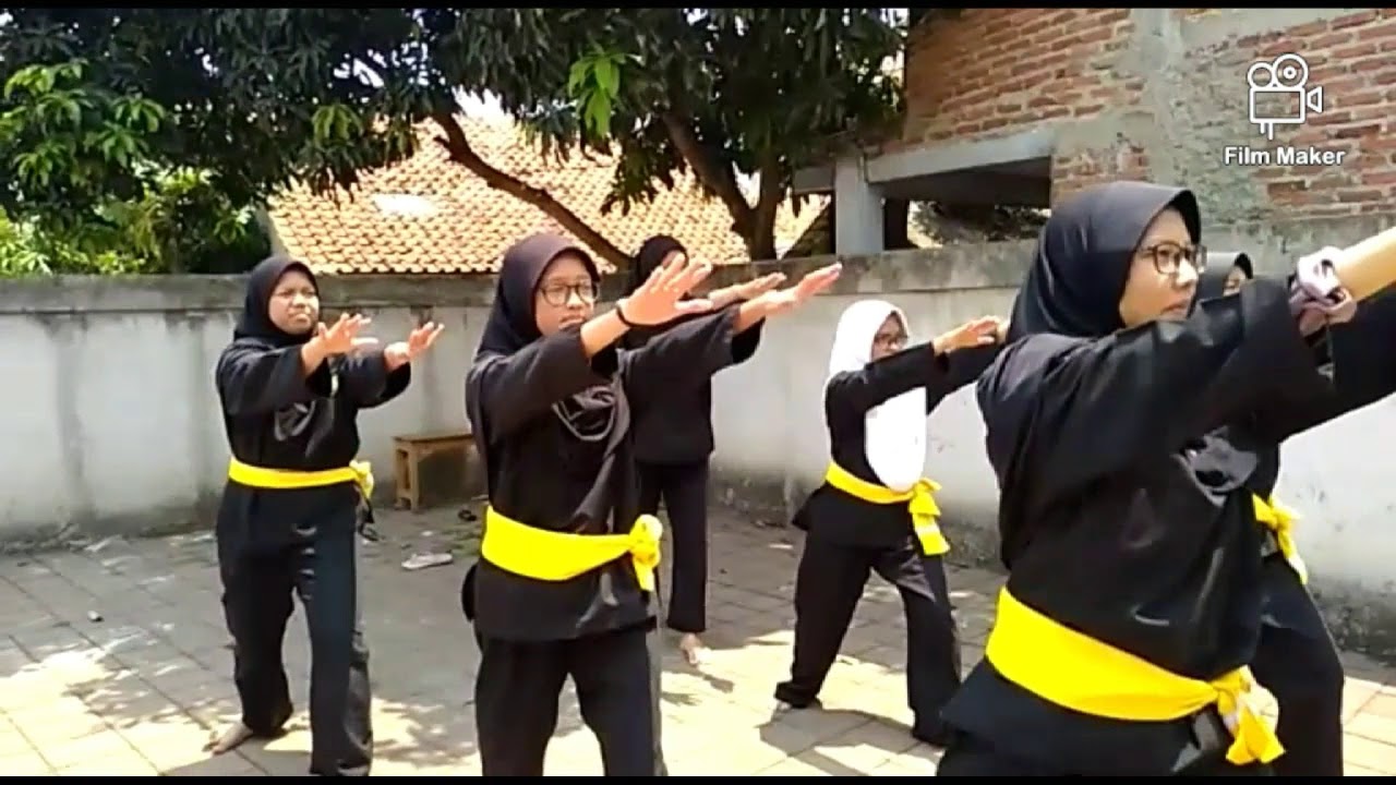 Pencak silat PAMUR [ Massal B ] - YouTube