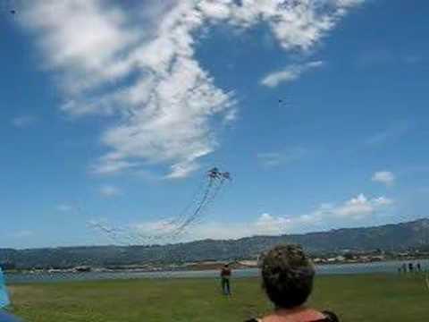 Crazy stunt kite flying master - YouTube
