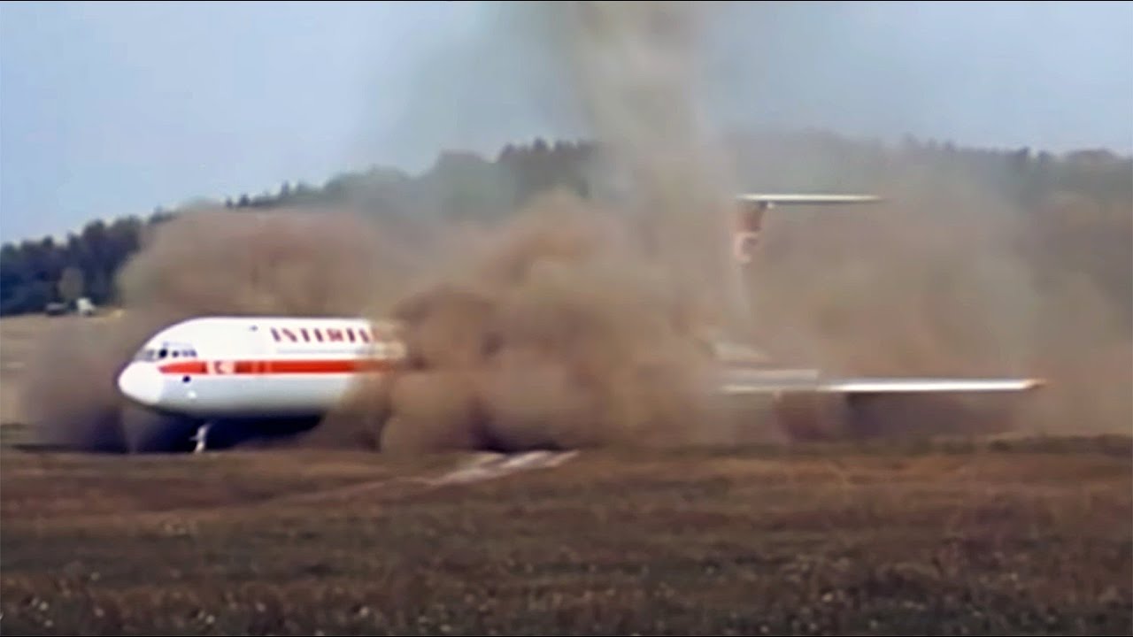 Ilyushin IL-62 Landing on a Field (1989) - YouTube