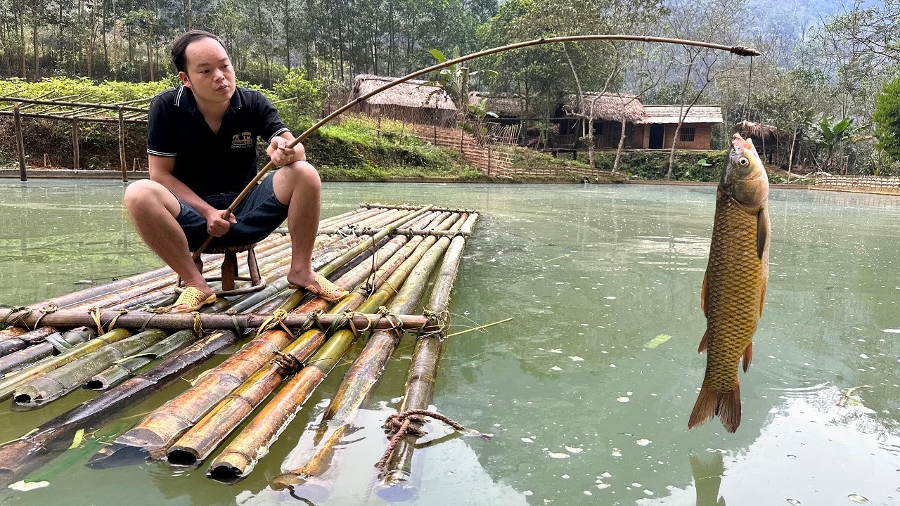 Duong Relaxing fishing on the floating raft, cook sour fish soup ...
