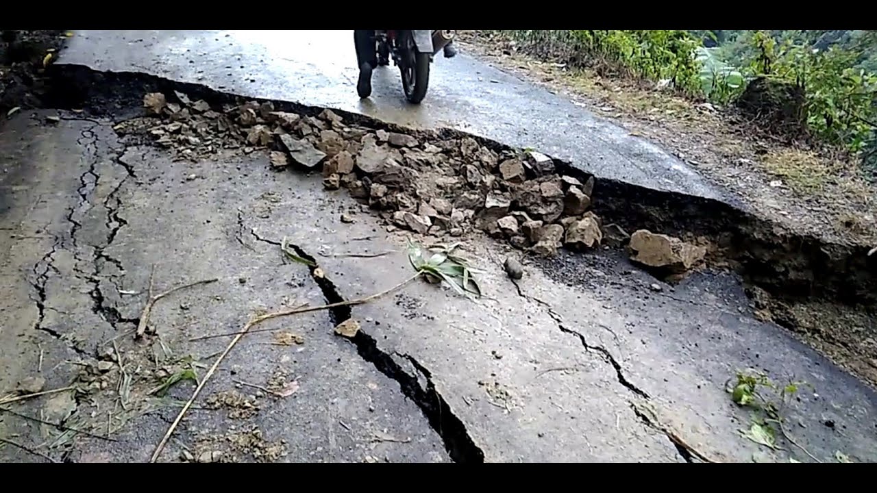 Transverse Crack generate on NH-54 Road due to Land Slide in Rain - YouTube