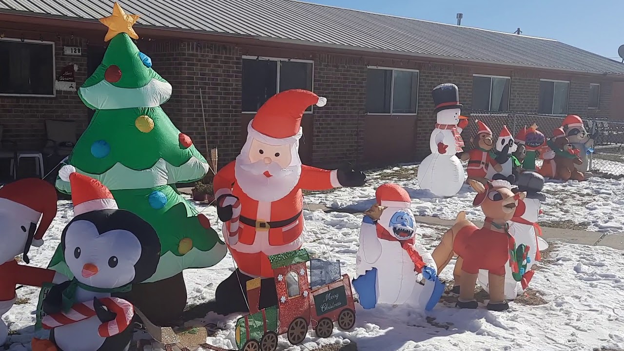 Inflatables in the wind - YouTube