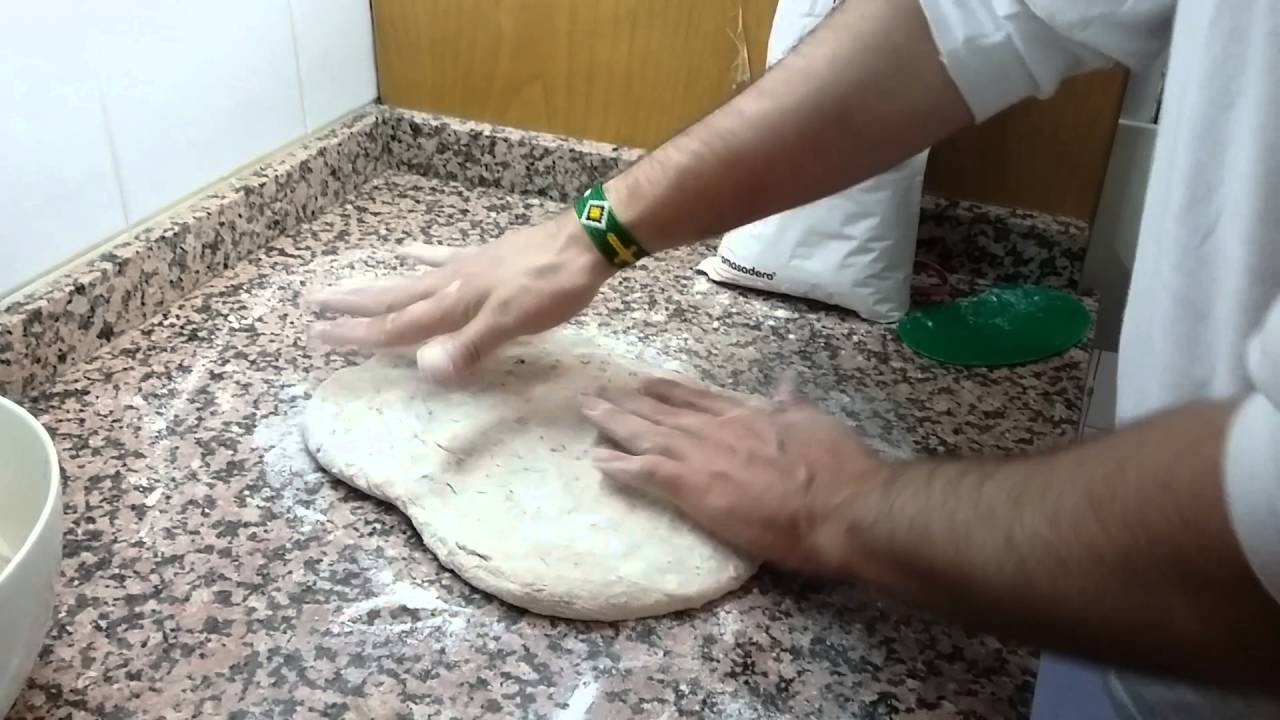 Pan con masa madre. Formado final de la bola de pan - YouTube