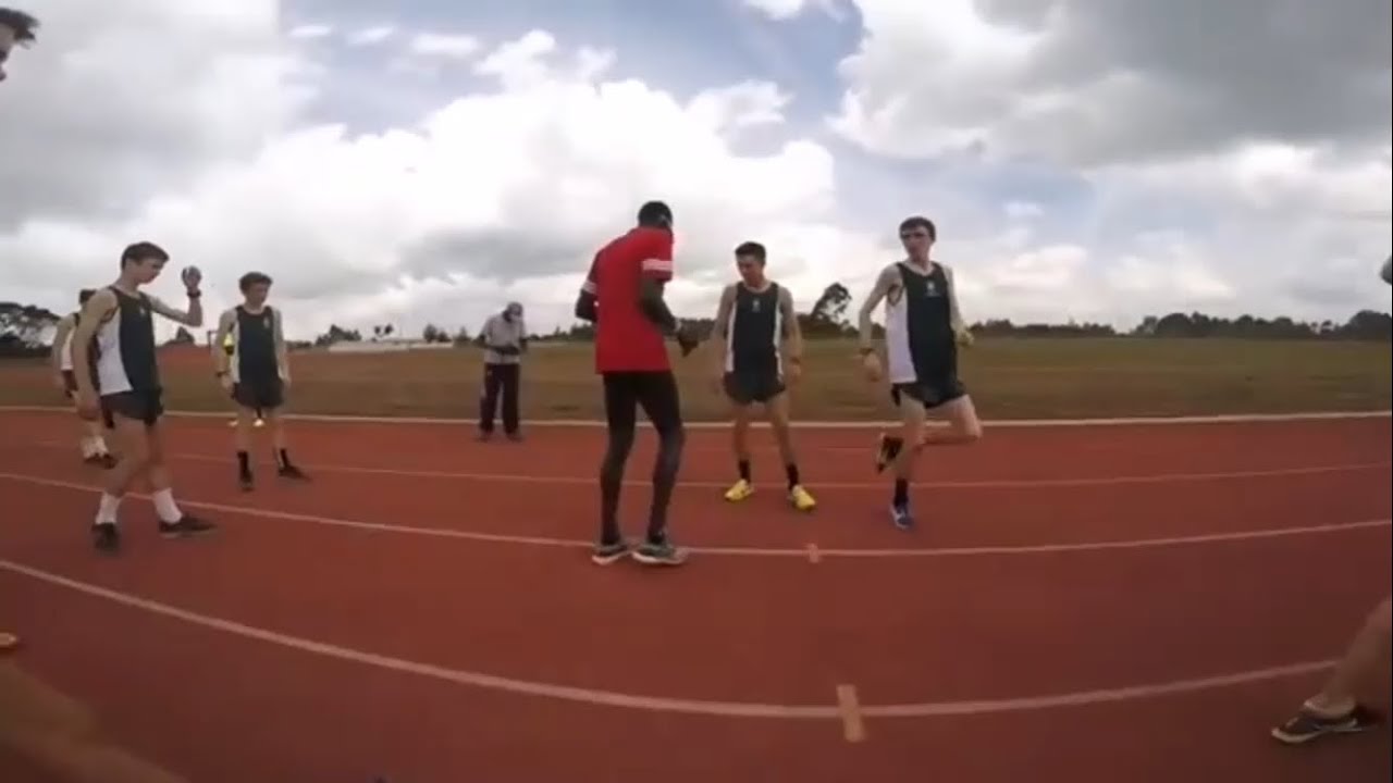 Timo Limo 코치의 드릴 댄스. 점프와 회전, 러닝화의 내측면과 외측면으로 상대와 접촉하는 동작들이 연결되어 있다. 섬세한 ...