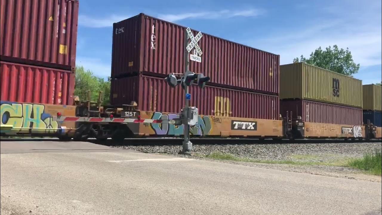 CSX manifest train with a SD40E3 meets CSX intermodal train - YouTube