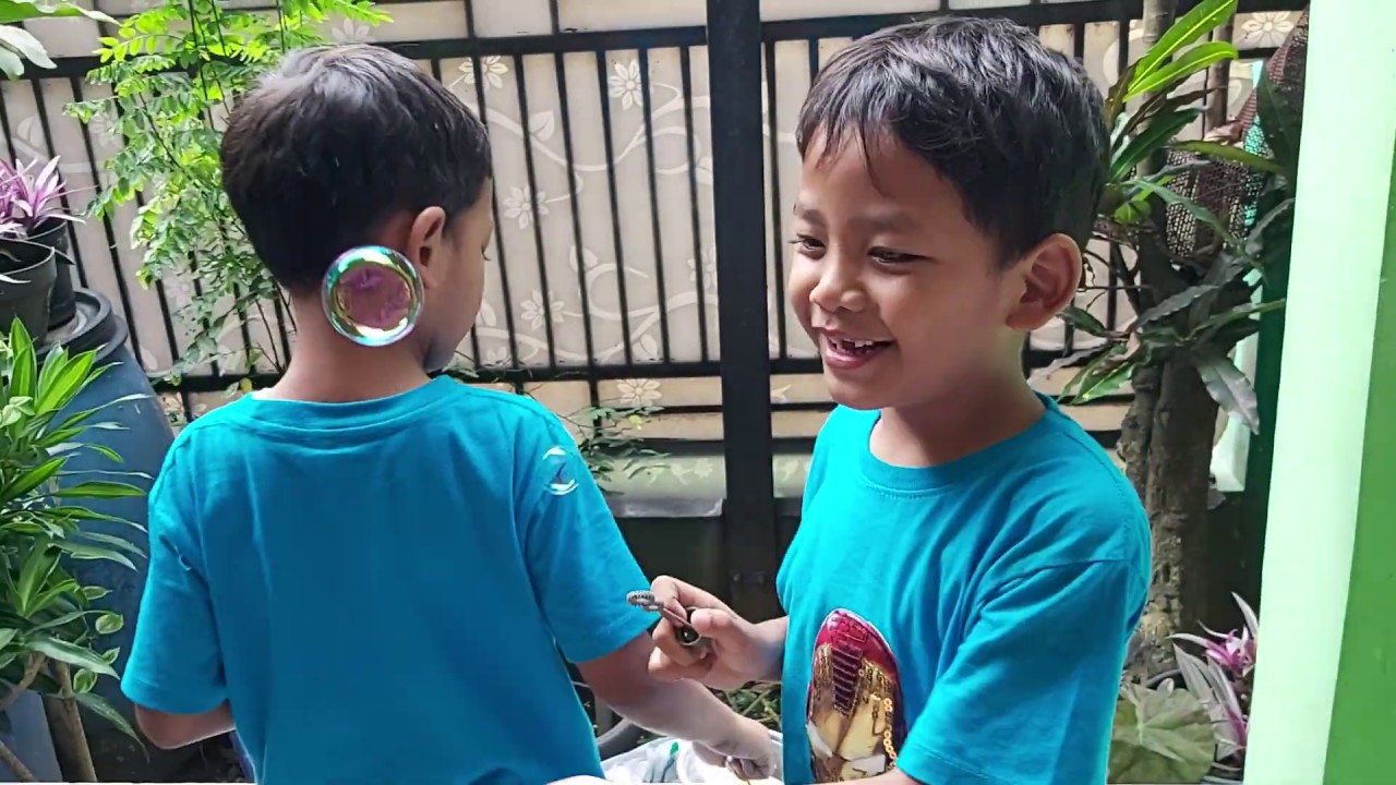 Bermain Gelembung Sabun Bouncing Bubble Soap - Danen Danis - YouTube
