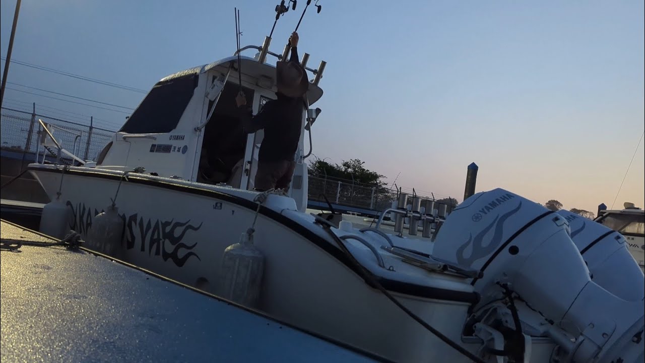 YAMAHA YF-23EX マリーナ下架風景とマリーナ係留釣行準備からの出港 - YouTube