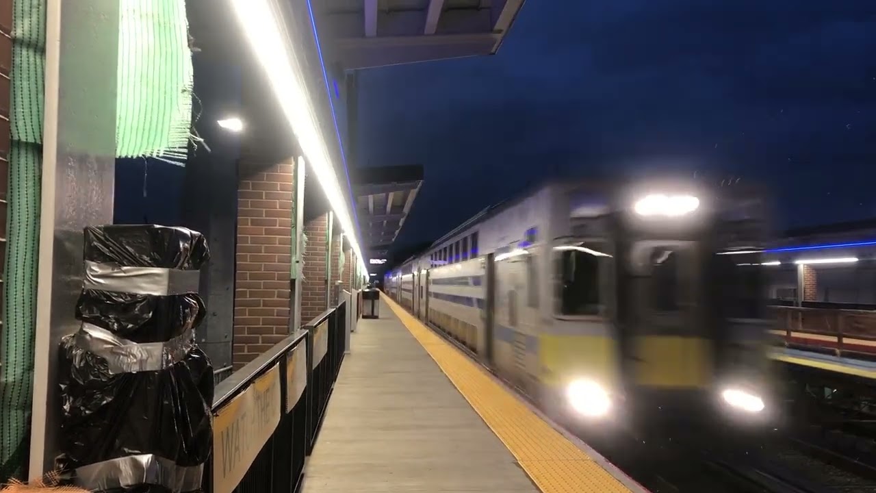 LIRR: Jamaica bound DE30AC 423+C3 Oyster Bay Branch Train passing New ...