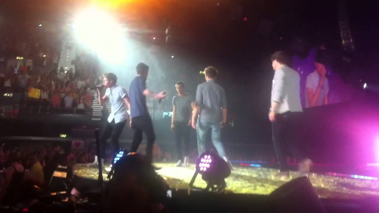 one direction performing LWWY at radio 1 teen awards - YouTube