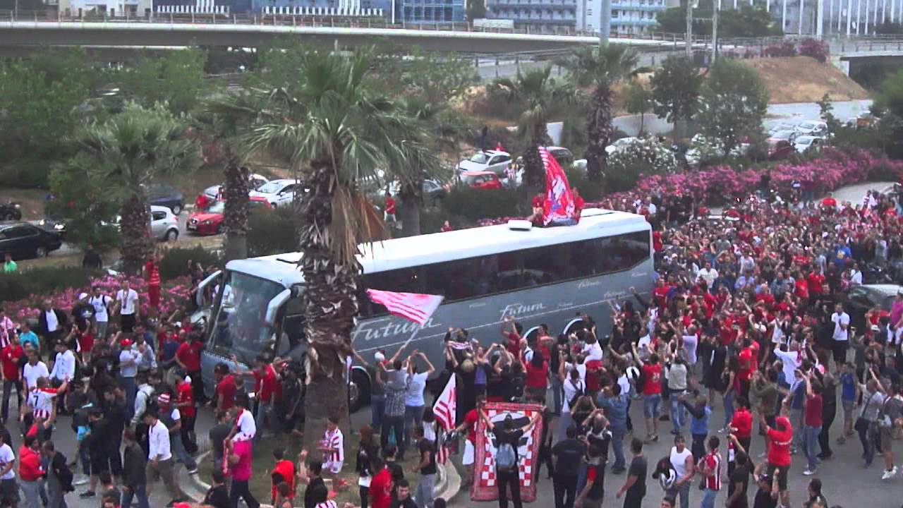 Υποδοχη Ολυμπιακου στο ΣΕΦ - YouTube