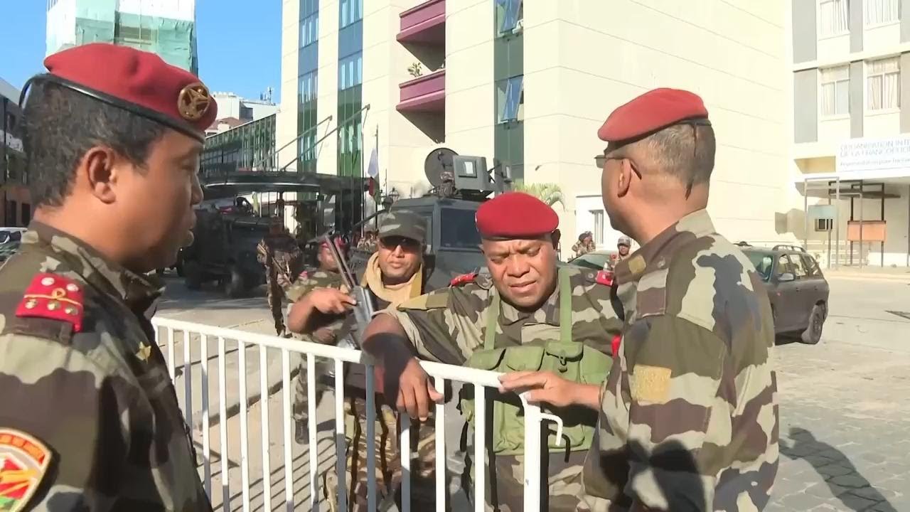 Military colonel announces that the armed forces are taking control in ...