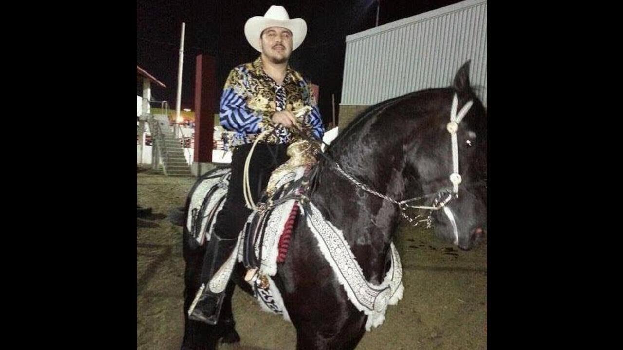 Arley Perez Y Los Cazadores - El Compa Weasel (En Vivo Corrido) - YouTube