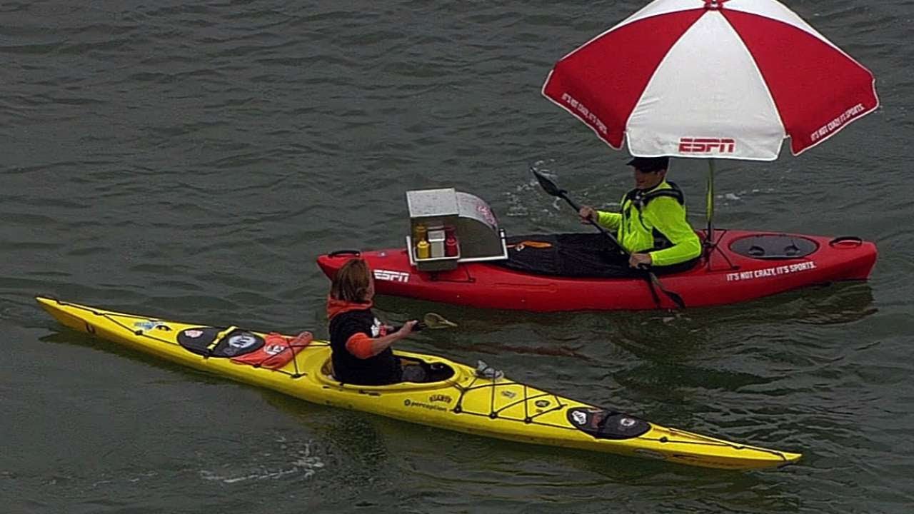 LAD@SF: Hot dog kayak serves fans in McCovey Cove - YouTube