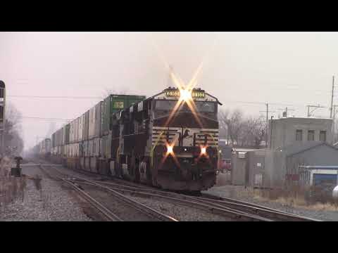 12/7/22 Waterloo, IN; NS 8160 leads an intermodal west - YouTube