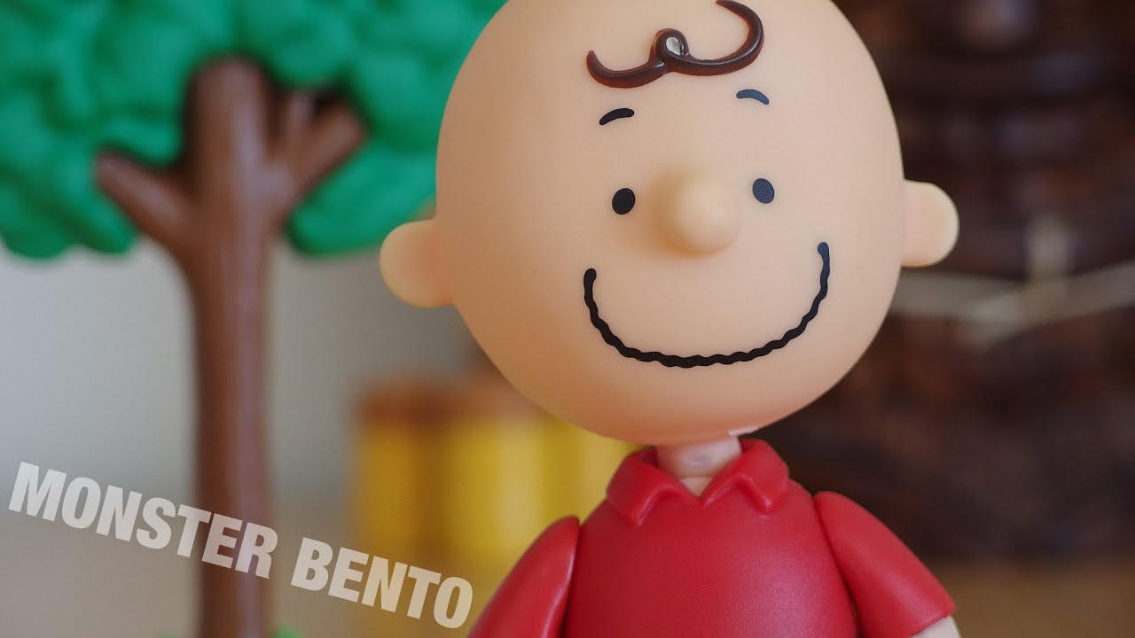 Peanuts Charlie Brown With Kite and Kite-Eating Tree Action Figure ...